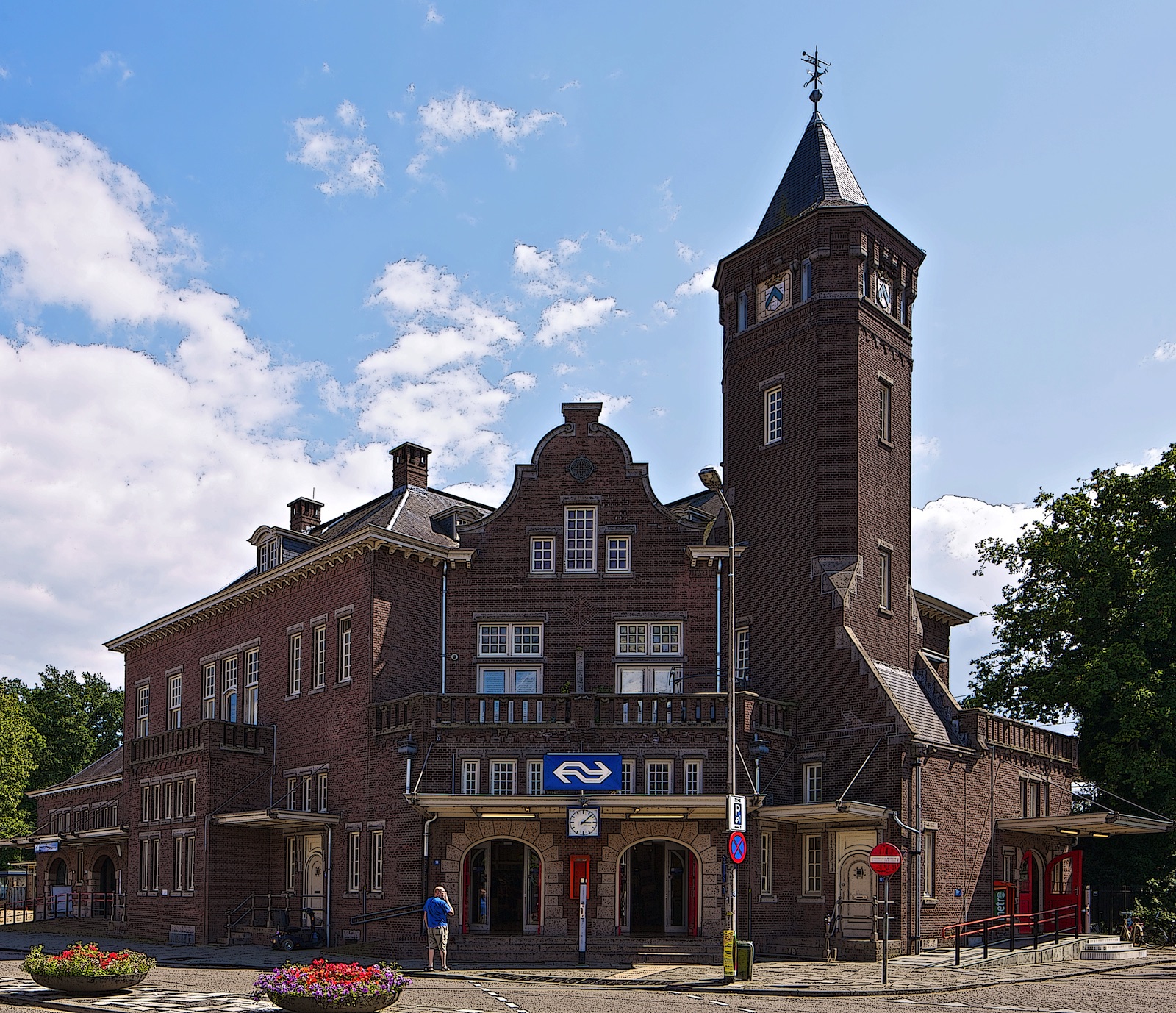 RAILWAY STATION WEERT images4thoughts | Leo de Warem